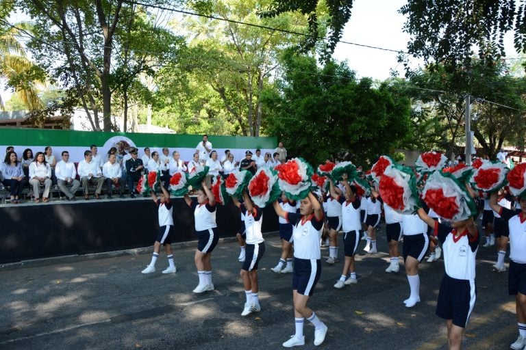 Premia SE a escuelas ganadoras del desfile del 20 de noviembre | Colima ... Premia SE a escuelas ganadoras del desfile del 20 de noviembre | Colima ...