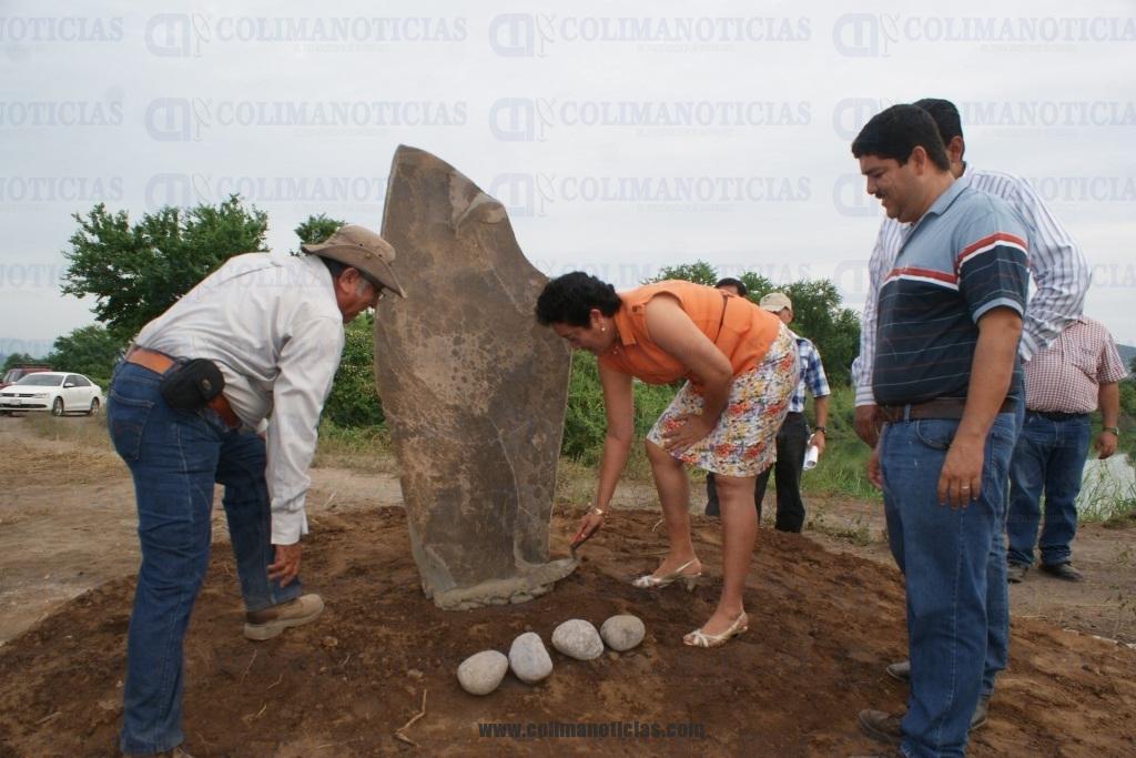 Alcaldesa de Armería coloca la primera piedra del Centro de ...