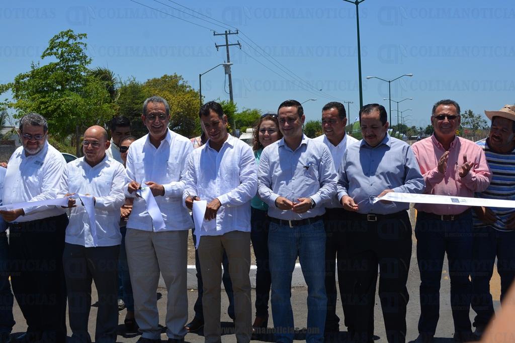 Entrega Mario Anguiano obra de pavimentación de la Av. Carlos de la ...