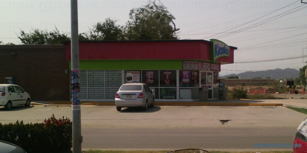 Ratero motorizado se lleva efectivo de Kiosko | Colima Noticias