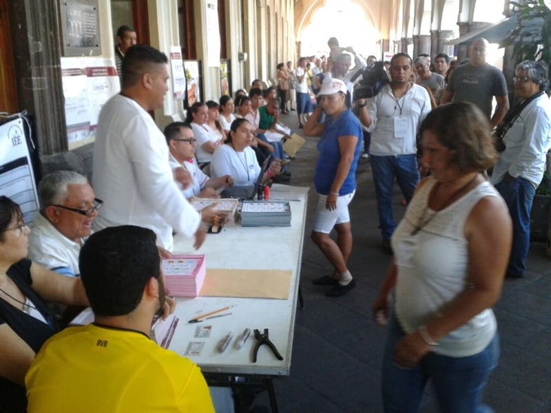 Largas filas en casillas | Colima Noticias