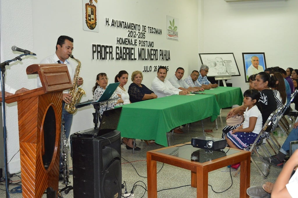 Autoridades de Tecomán rinden homenaje póstumo al profesor Gabriel ...