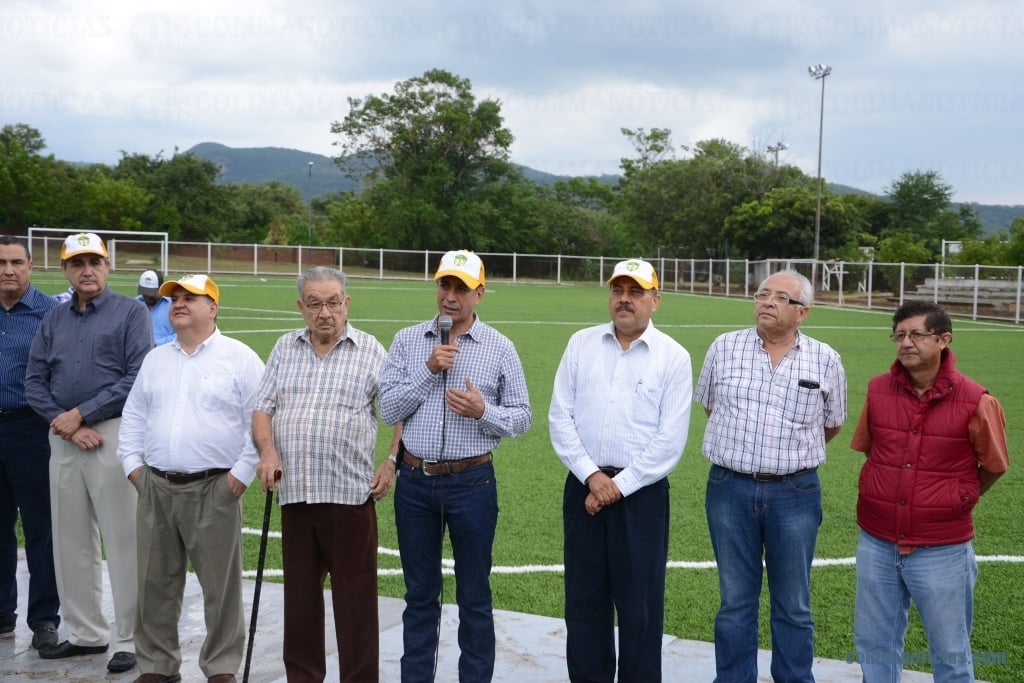 Entrega Gobernador campo con pasto sintético en Tepames | Colima Noticias