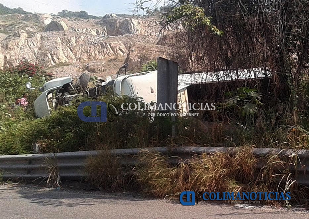 Volcadura de materialista en el libramiento de El Naranjo | Colima Noticias