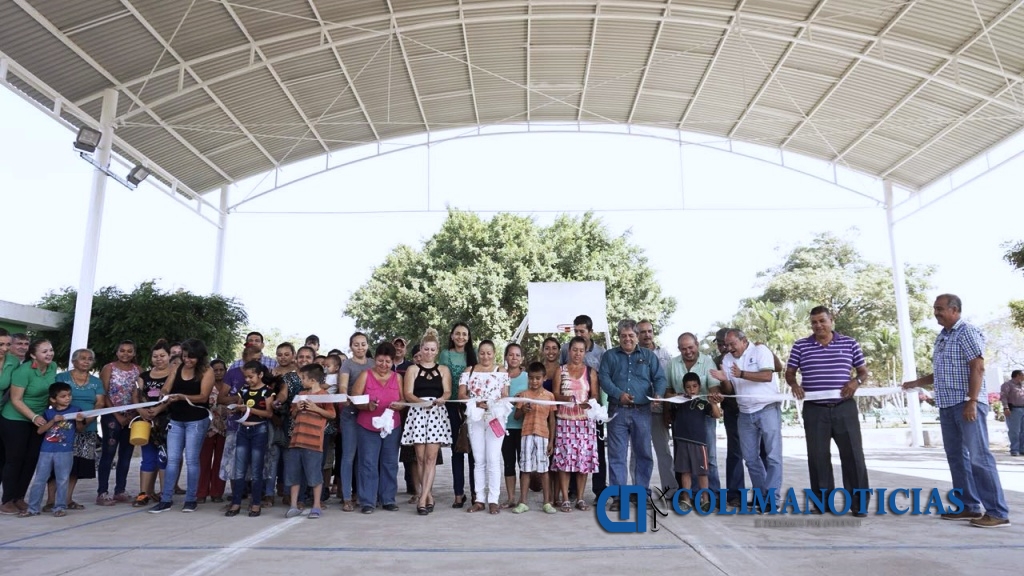 Entrega Gaby Benavides, techumbre de cancha de usos múltiples en Santa ...