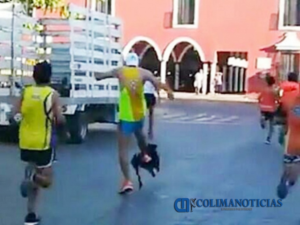 Indigna en redes sociales fuerte patada de corredor a un perro | Colima ...