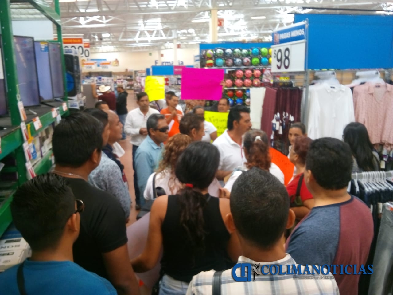 Trabajadores se manifiestan en tiendas Walmart de Manzanillo y Villa de ...