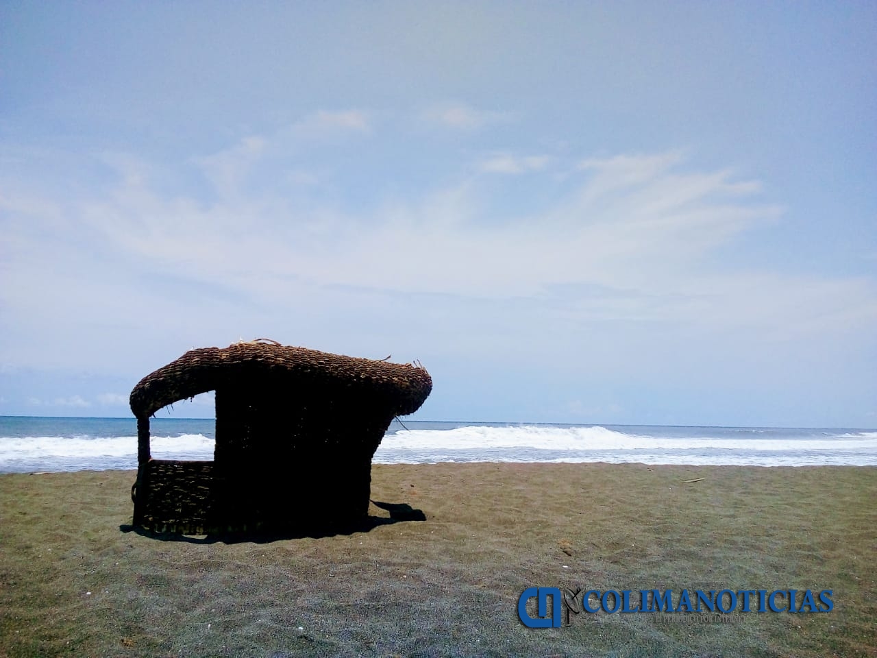 Abandonan sillón en plena playa de Pascuales | Colima Noticias