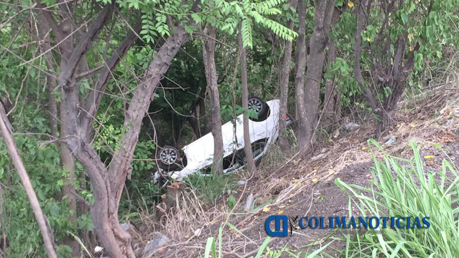 Sale ileso de volcadura en el Libramiento de El Naranjo | Colima Noticias
