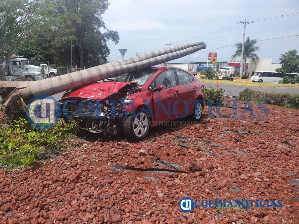 Fuerte Accidente En El Crucero De Alcaraces En Cuauhtémoc Colima