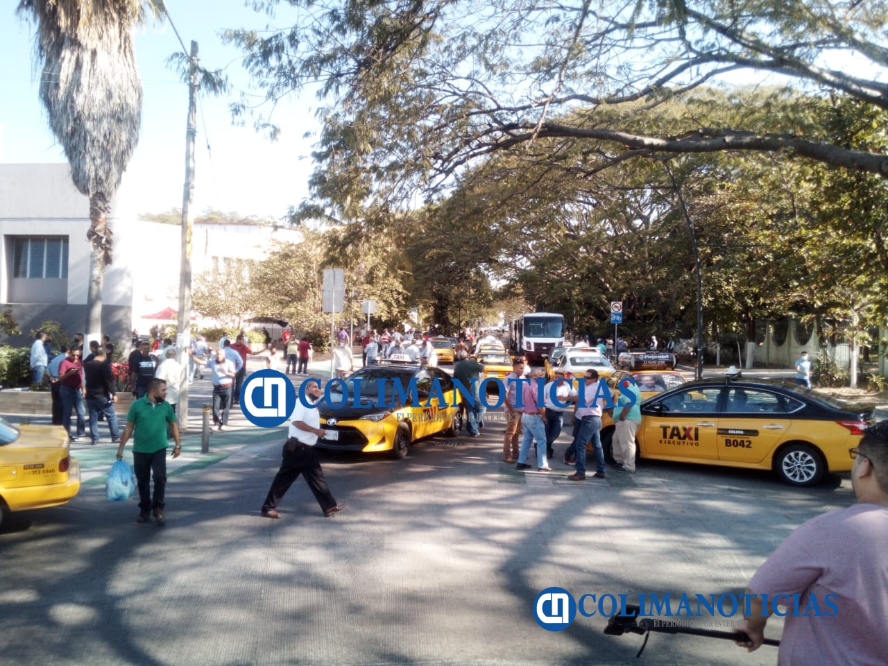 Bloquean taxistas y camiones avenidas e ingresos a Colima | Colima Noticias