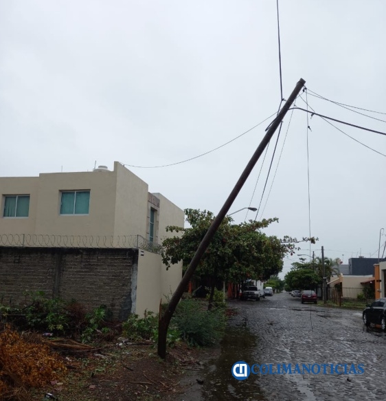 Reportan poste de Telmex a punto de caer en Villa de Álvarez | Colima ...