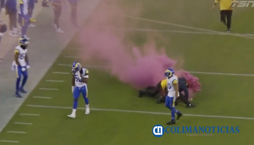 Invade juego de NFL y recibe tacleada de jugador | Colima Noticias