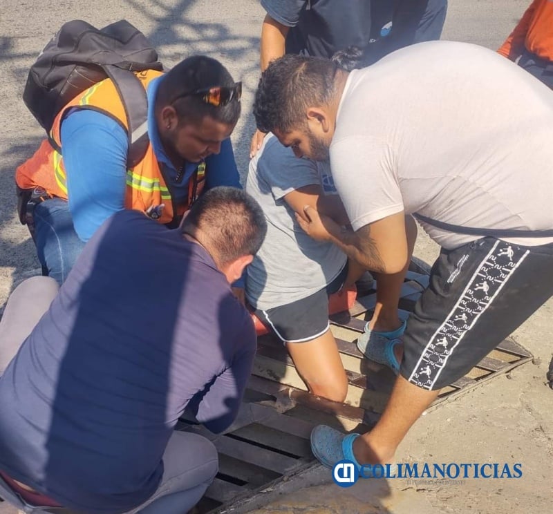 Cae señora en una alcantarilla en la colonia Las Joyas | Colima Noticias