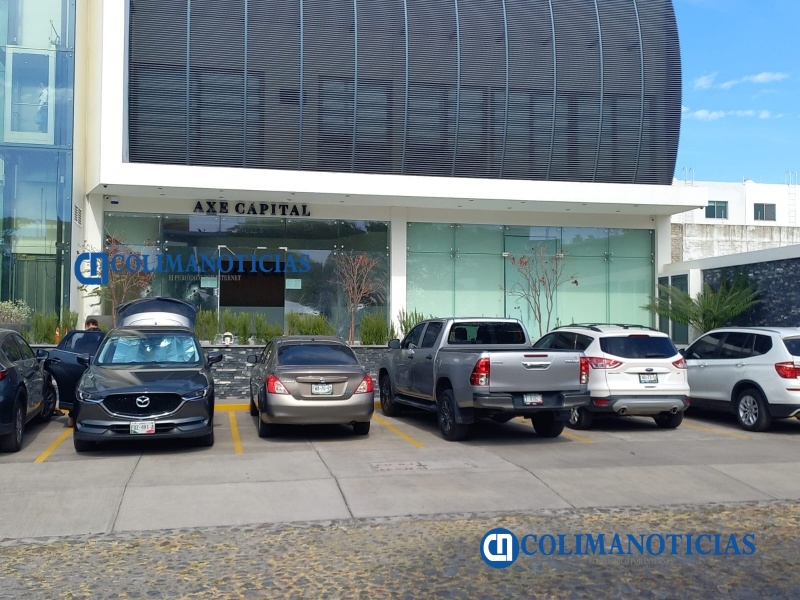 Destruyen vidrios de las oficinas de AXE Capital | Colima Noticias