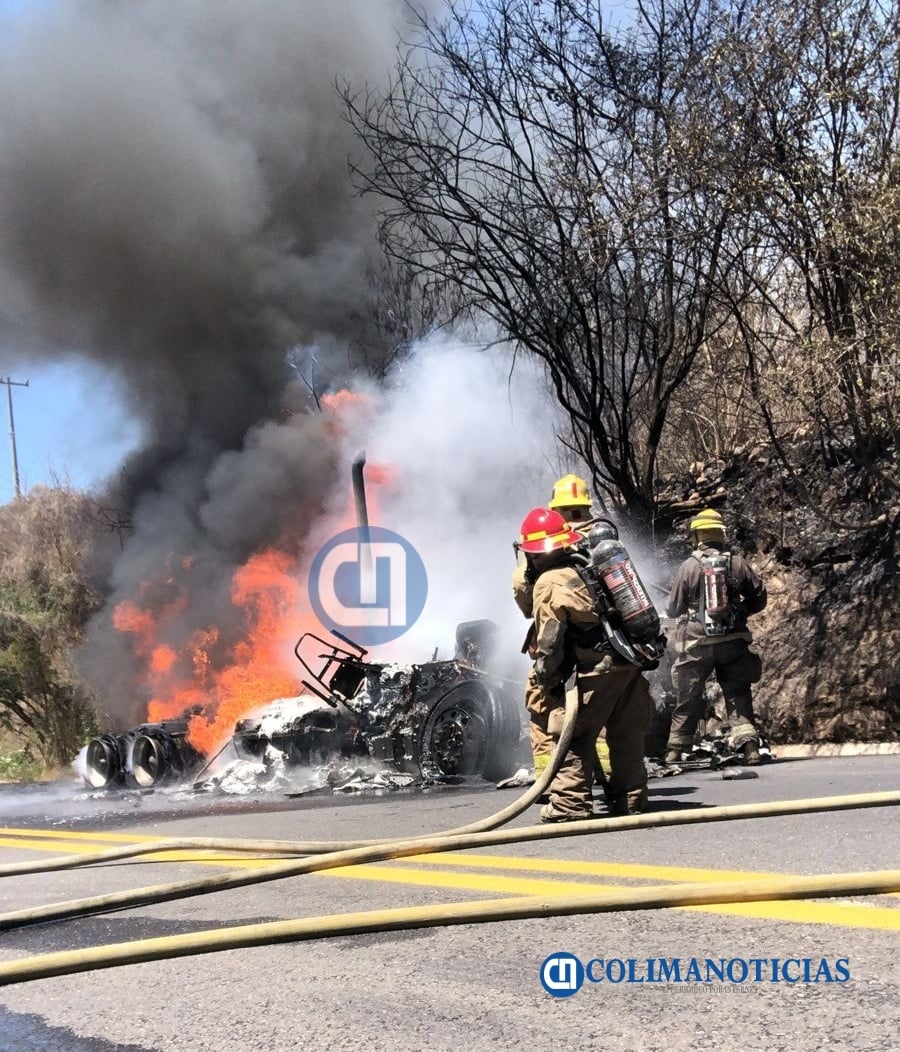 Fuego consume tractocamión en el libramiento El Naranjo | Colima Noticias