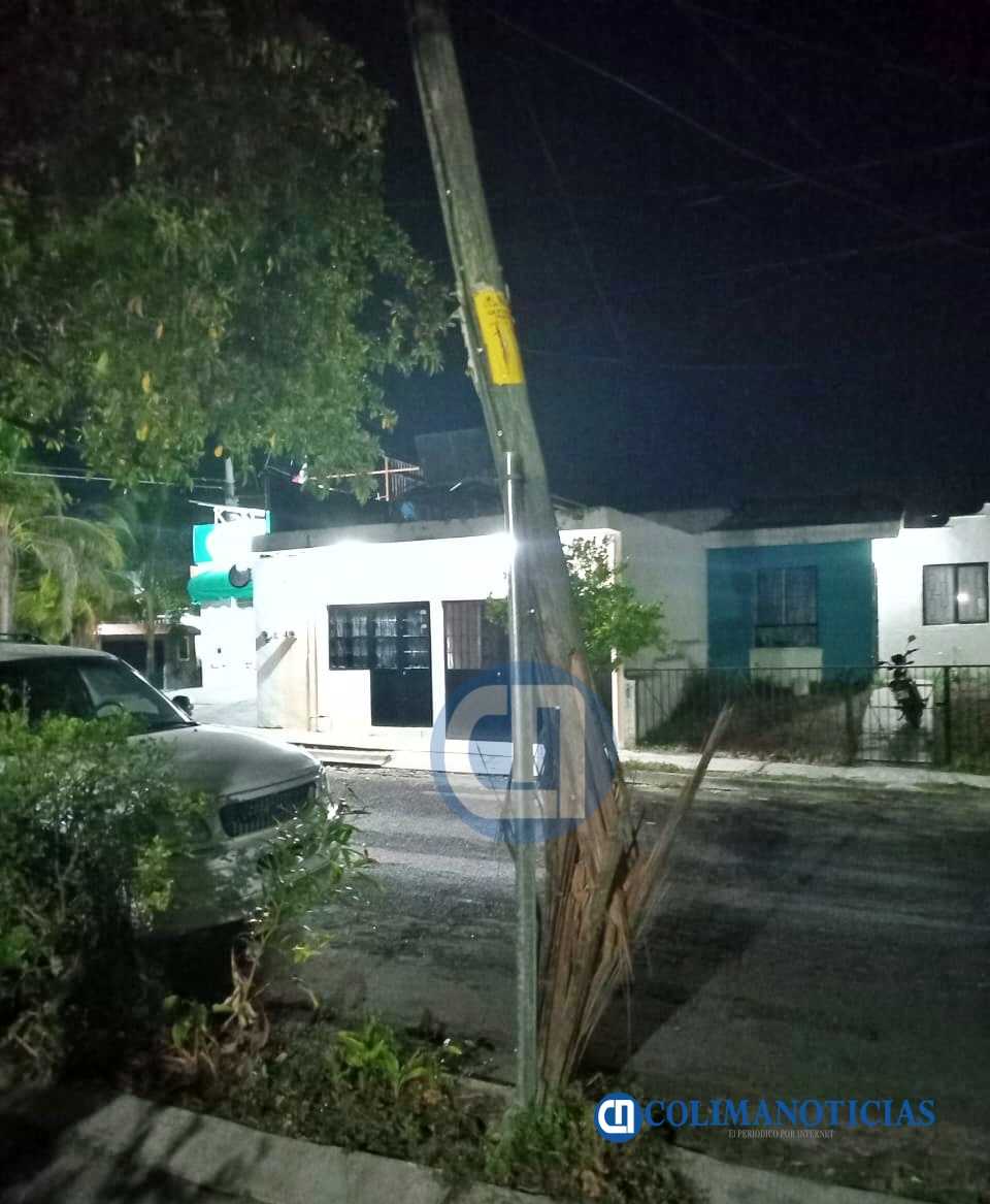 Habitantes de Loma Bonita en VdeÁ urgen a Telmex reparar poste | Colima ...