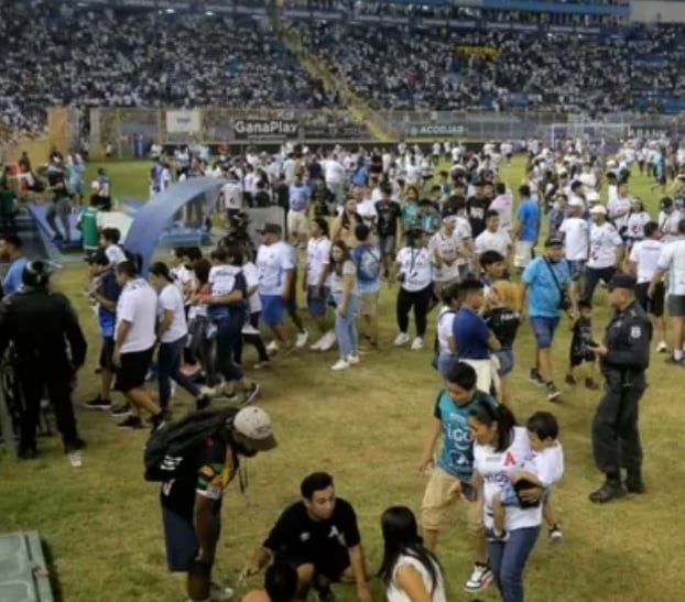 Avalancha humana: Al menos 12 muertos en estadio de El Salvador ...