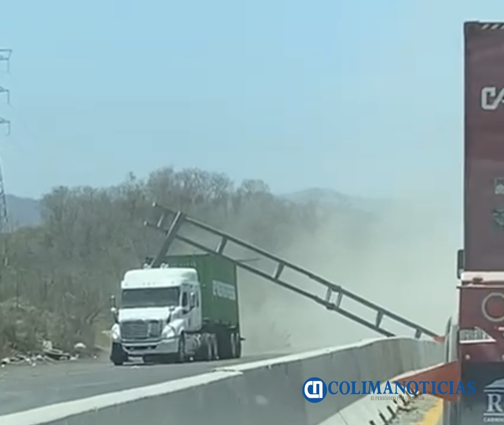 Tráiler derriba estructura metálica en el libramiento El Naranjo ...