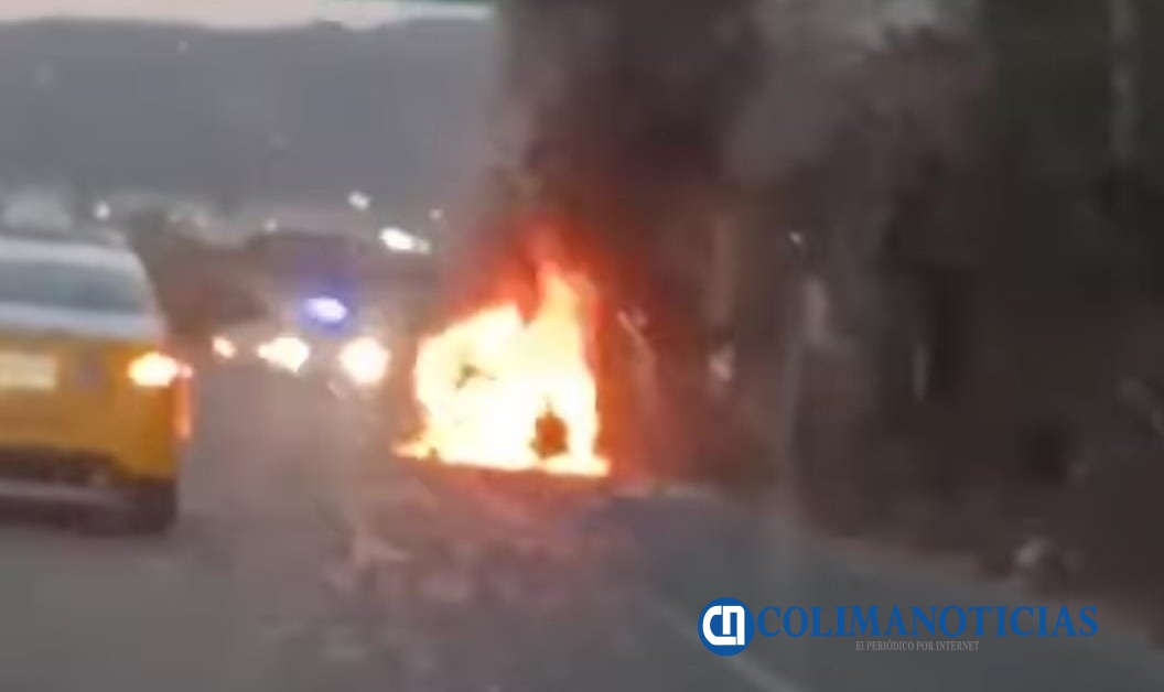 Se incendia vehículo en el libramiento El Naranjo | Colima Noticias