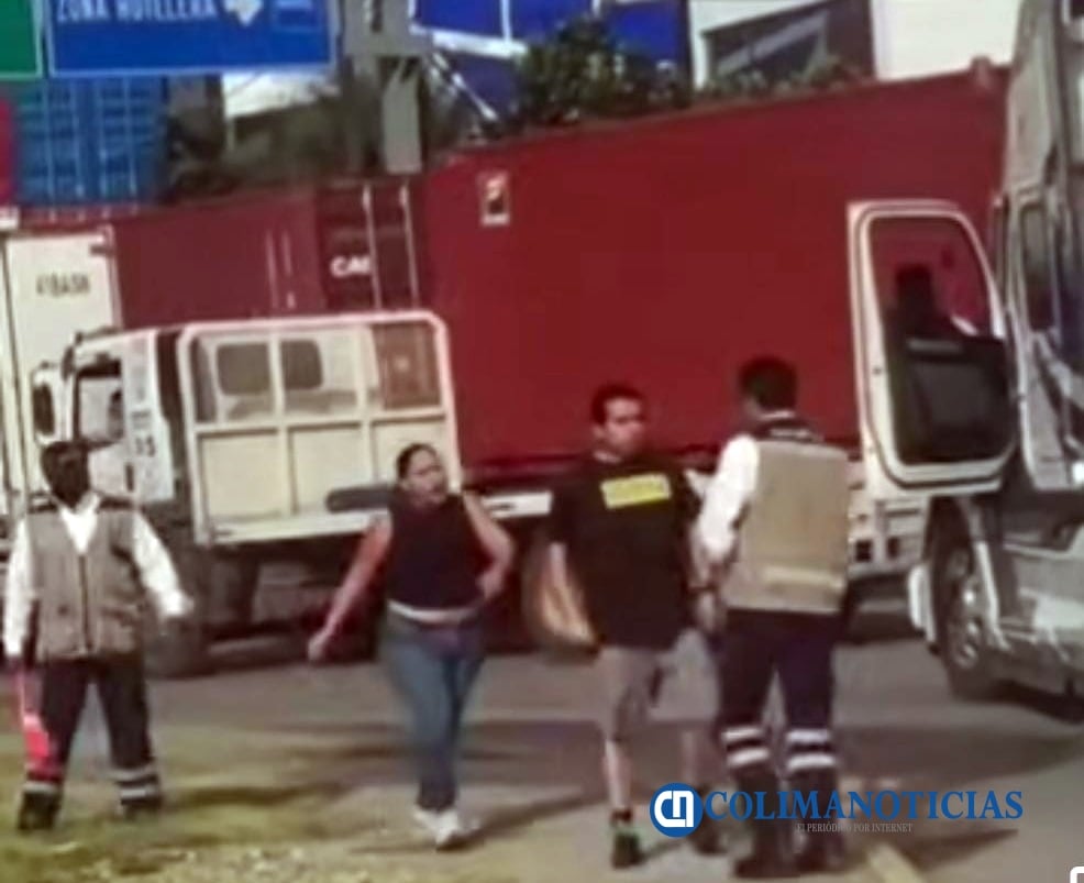 Elemento de vialidad Portuaria y Operador de tráiler se agarran a ...