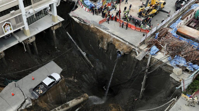 Enorme socavón en Bangkok destruyó una calle y obligó a evacuar un hospital| Video | Colima Noticias