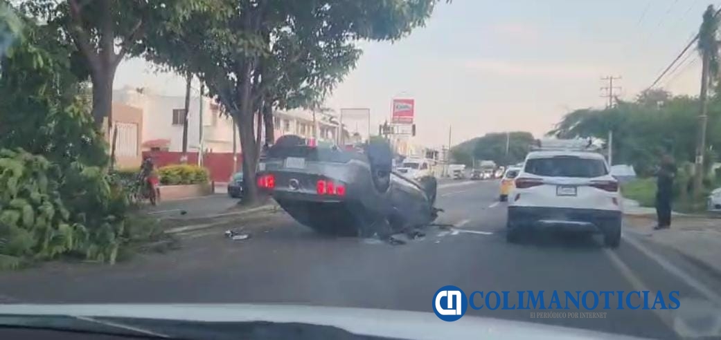 Vuelca un automóvil sobre la avenida Manzanillo de Salagua | Colima ...